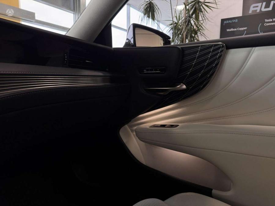Grey Lexus LS 500h 2021 in Vilnius, with an engine capacity of 3.50 L and mileage of 115 thousand km for 59989 €, photo 21 on AUTOMOTO.COM.LV