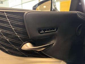 Grey Lexus LS 500h 2021 in Vilnius, with an engine capacity of 3.50 L and mileage of 115 thousand km for 59989 €, photo 24 on AUTOMOTO.COM.LV