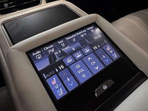 Grey Lexus LS 500h 2021 in Vilnius, with an engine capacity of 3.50 L and mileage of 115 thousand km for 59989 €, photo 26 on AUTOMOTO.COM.LV