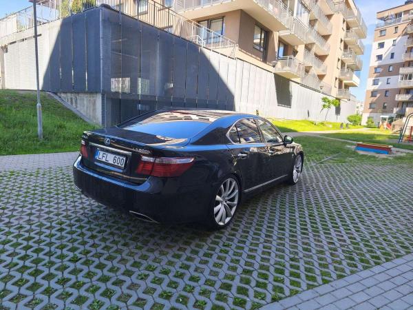 Melns Lexus LS 600h 2009 Viļņa, ar dzinēja tilpumu 4.97 L un nobraukumu 344 tūkst. km par 4200 €, foto 4 vietnē AUTOMOTO.COM.LV