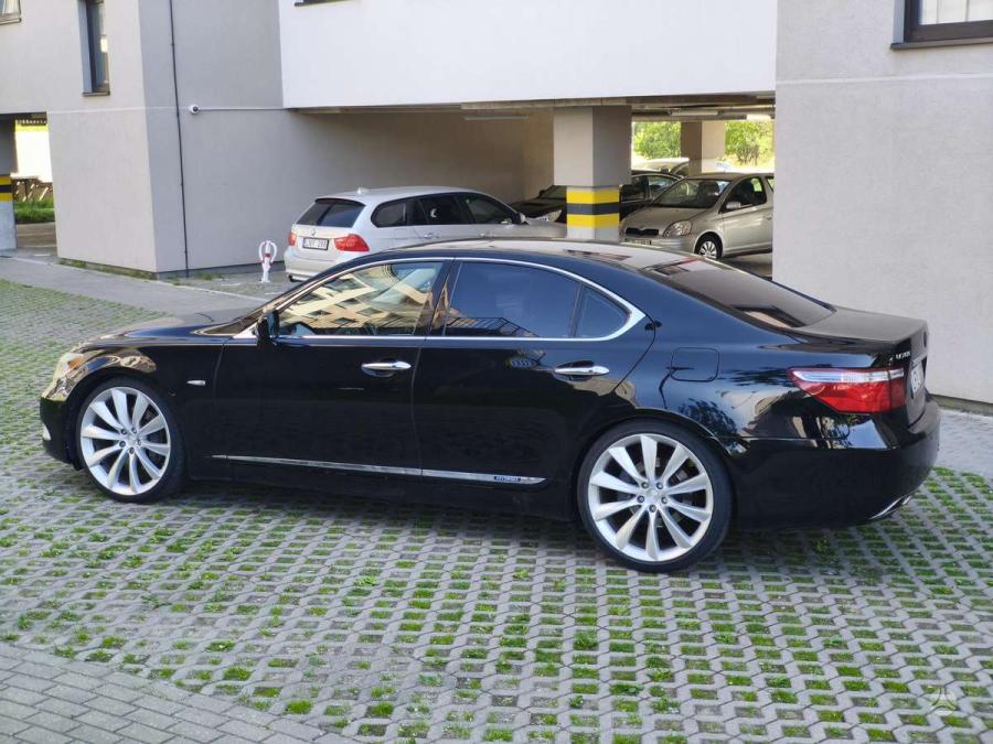 Black Lexus LS 600h 2009 in Vilnius, with an engine capacity of 4.97 L and mileage of 344 thousand km for 4200 €, photo 8 on AUTOMOTO.COM.LV