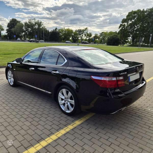 Melns Lexus LS 600h 2008 Viļņa, ar dzinēja tilpumu 4.97 L un nobraukumu 228 tūkst. km par 14900 €, foto 3 vietnē AUTOMOTO.COM.LV