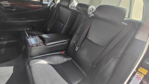 Black Lexus LS 600h 2012 in Siauliai, with an engine capacity of 5.00 L and mileage of 86 thousand km for 14999 €, photo 10 on AUTOMOTO.COM.LV