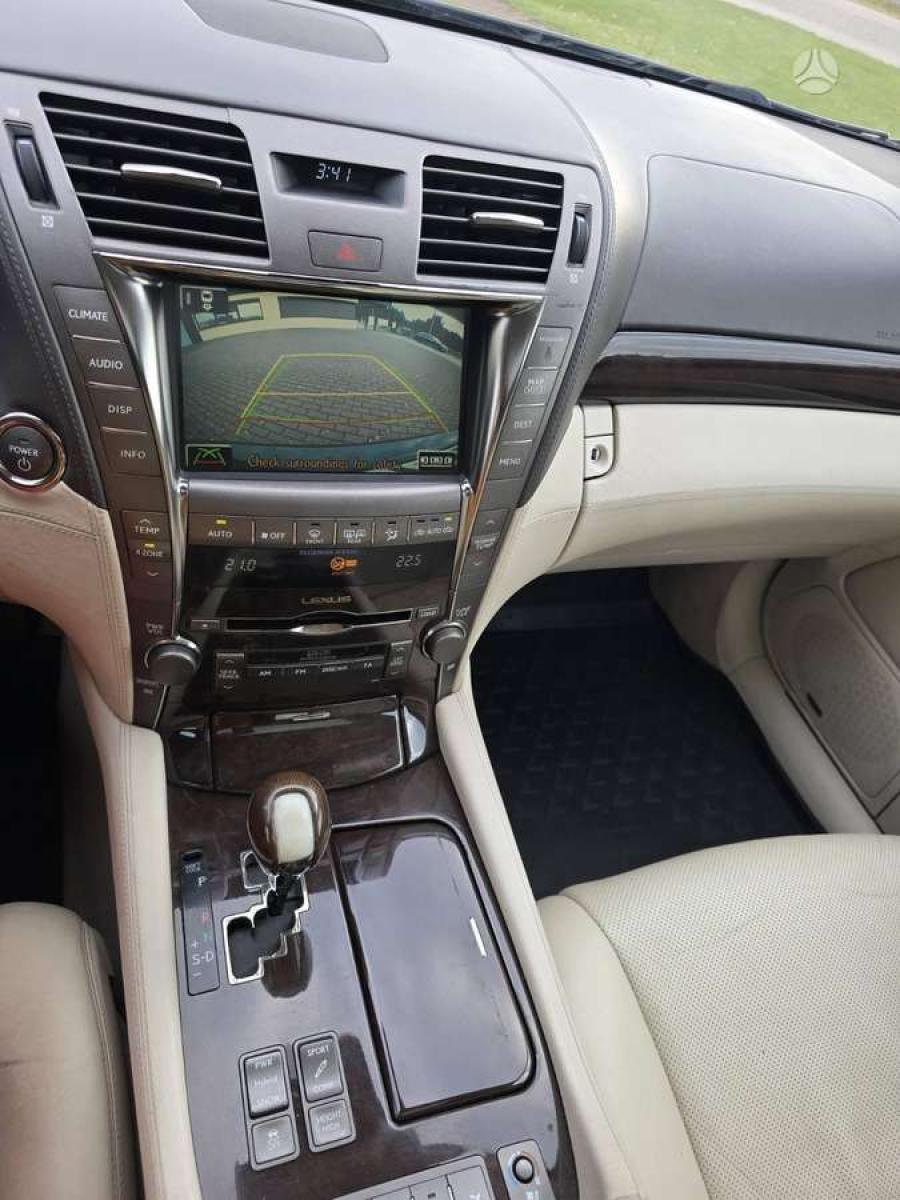 Blue Lexus LS 600h 2008 in Utena, with an engine capacity of 5.00 L and mileage of 409 thousand km for 7000 €, photo 7 on AUTOMOTO.COM.LV