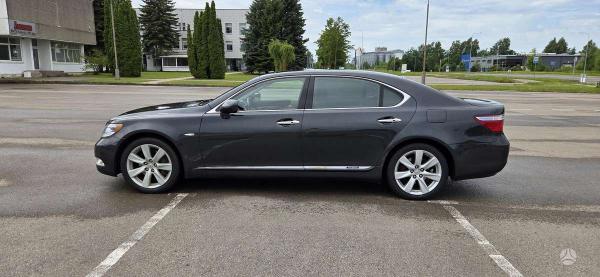 Pelēks Lexus LS 600h 2008 Panevēža, ar dzinēja tilpumu 4.97 L un nobraukumu 211 tūkst. km par 9900 €, foto 2 vietnē AUTOMOTO.COM.LV