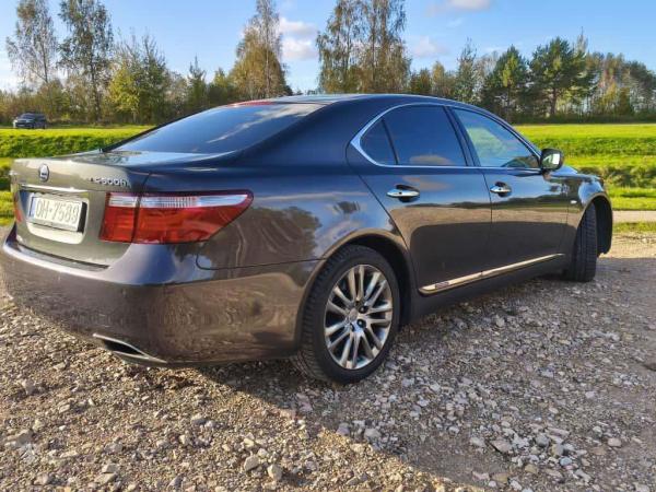 Grey Lexus LS 600h 2009 in Riga, with an engine capacity of 5.00 L and mileage of 299 thousand km for 12584 €, photo 5 on AUTOMOTO.COM.LV