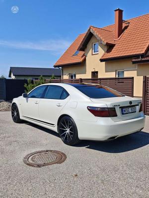 White Lexus LS 600h 2008 in Klaipeda, with an engine capacity of 4.97 L and mileage of 276 thousand km for 7000 €, photo 3 on AUTOMOTO.COM.LV