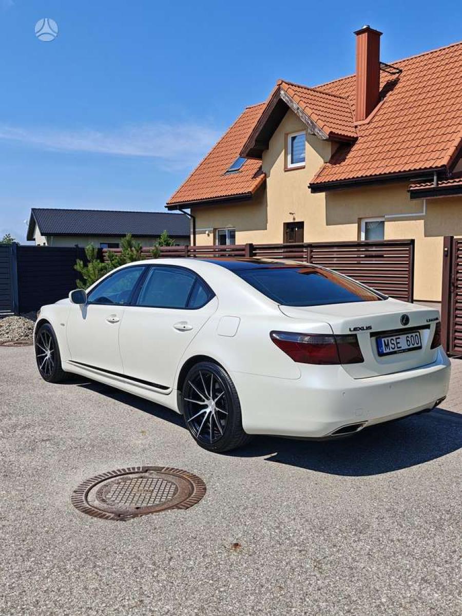 White Lexus LS 600h 2008 in Klaipeda, with an engine capacity of 4.97 L and mileage of 276 thousand km for 7000 €, photo 3 on AUTOMOTO.COM.LV