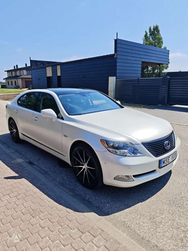White Lexus LS 600h 2008 in Klaipeda, with an engine capacity of 4.97 L and mileage of 276 thousand km for 7000 €, photo 3 on AUTOMOTO.COM.LV