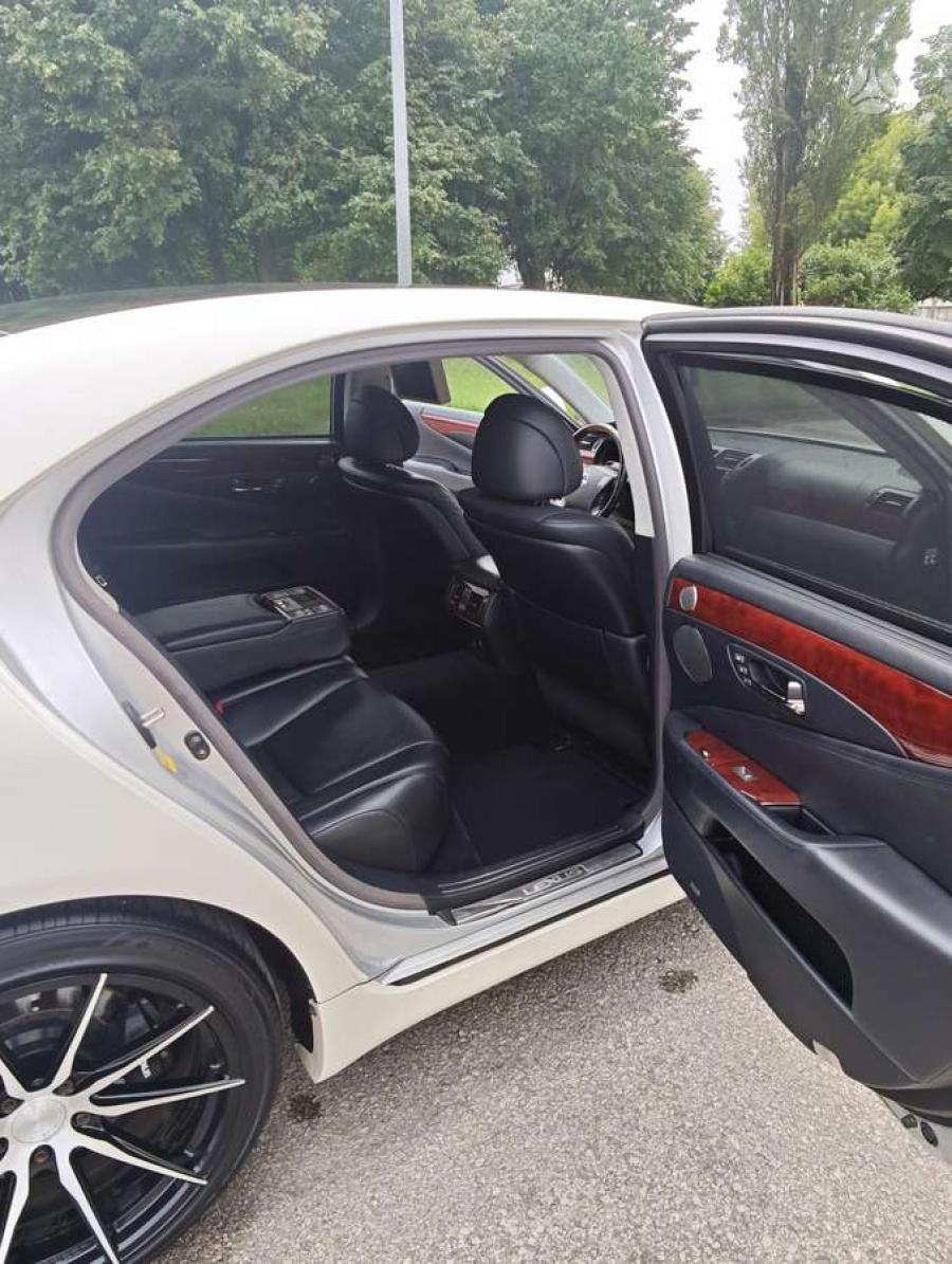 White Lexus LS 600h 2008 in Klaipeda, with an engine capacity of 4.97 L and mileage of 276 thousand km for 7000 €, photo 10 on AUTOMOTO.COM.LV