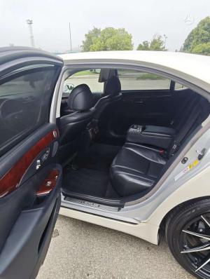 White Lexus LS 600h 2008 in Klaipeda, with an engine capacity of 4.97 L and mileage of 276 thousand km for 7000 €, photo 12 on AUTOMOTO.COM.LV
