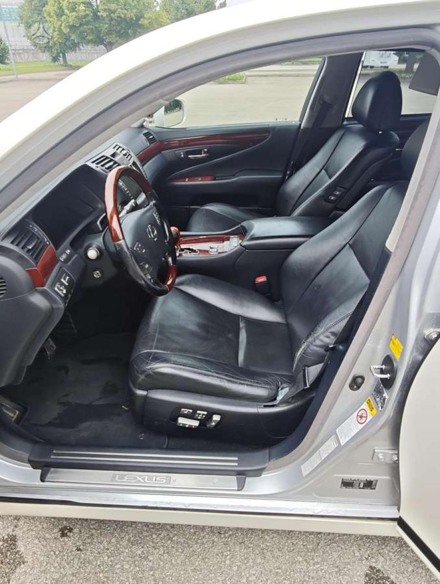 White Lexus LS 600h 2008 in Klaipeda, with an engine capacity of 4.97 L and mileage of 276 thousand km for 7000 €, photo 13 on AUTOMOTO.COM.LV