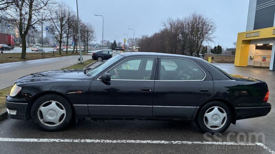 Melns Lexus LS 1998 Rīga, ar dzinēja tilpumu 4.00 L un nobraukumu 457 tūkst. km par 3500 €, foto 3 vietnē AUTOMOTO.COM.LV