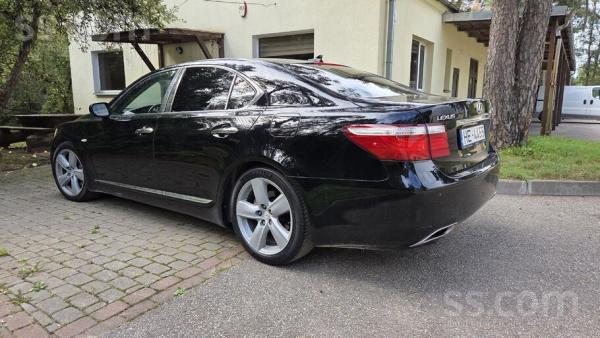 Lexus LS 2008 in Riga on AUTOMOTO.COM.LV Black Lexus LS 2008 in Riga, with an engine capacity of 4.60 L and mileage of 156 thousand km for 10990 €, photo 5 on AUTOMOTO.COM.LV
