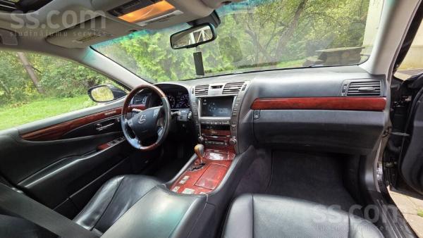 Lexus LS 2008 in Riga on AUTOMOTO.COM.LV Black Lexus LS 2008 in Riga, with an engine capacity of 4.60 L and mileage of 156 thousand km for 10990 €, photo 10 on AUTOMOTO.COM.LV