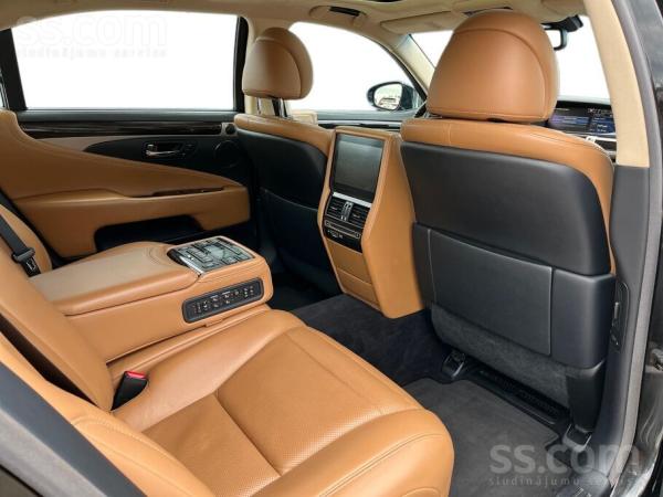 Black Lexus LS 2013 in Riga, with an engine capacity of 5.00 L and mileage of 191 thousand km for 23000 €, photo 7 on AUTOMOTO.COM.LV
