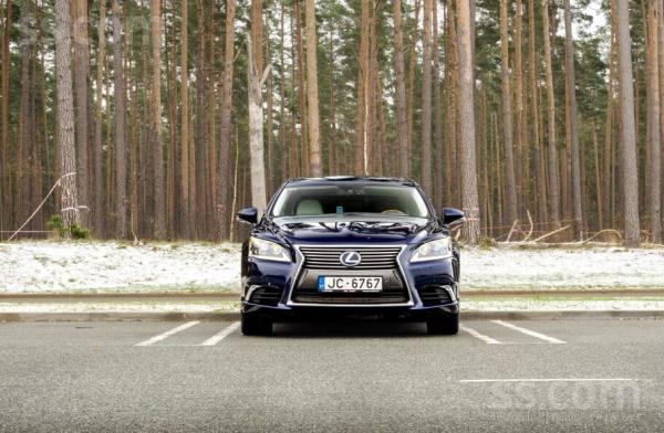 Blue Lexus LS 2013 in Riga, with an engine capacity of 5.00 L and mileage of 287 thousand km for 23590 €, photo 3 on AUTOMOTO.COM.LV