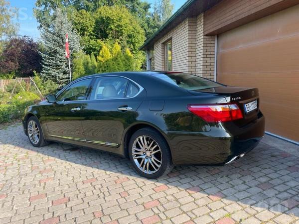 Green Lexus LS 2011 in Riga, with an engine capacity of 5.00 L and mileage of 236 thousand km for 14900 €, photo 3 on AUTOMOTO.COM.LV