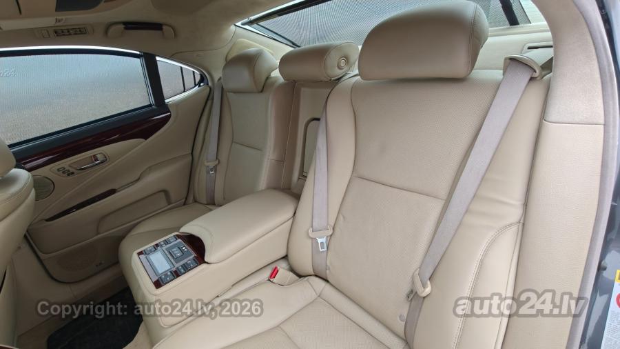 Pelēks Lexus LS 2007 Tallina, ar dzinēja tilpumu 5.00 L un nobraukumu 272 tūkst. km par 15999 €, foto 16 vietnē AUTOMOTO.COM.LV