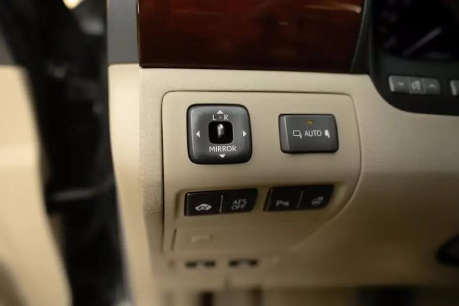 Pelēks Lexus LS 2007 Jelgava, ar dzinēja tilpumu 5.00 L un nobraukumu 223 tūkst. km par 10500 €, foto 8 vietnē AUTOMOTO.COM.LV