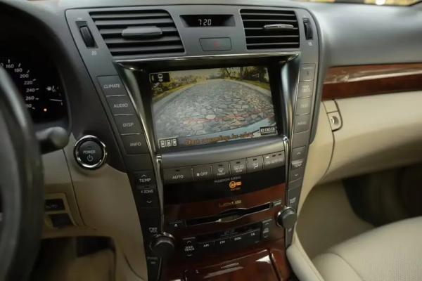 Pelēks Lexus LS 2007 Jelgava, ar dzinēja tilpumu 5.00 L un nobraukumu 223 tūkst. km par 10500 €, foto 8 vietnē AUTOMOTO.COM.LV