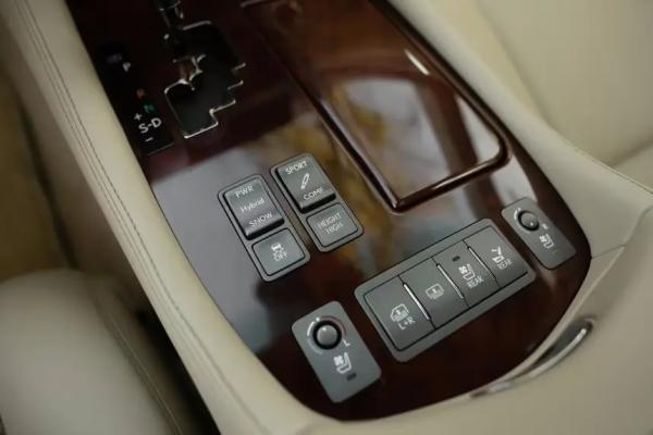 Pelēks Lexus LS 2007 Jelgava, ar dzinēja tilpumu 5.00 L un nobraukumu 223 tūkst. km par 10500 €, foto 9 vietnē AUTOMOTO.COM.LV