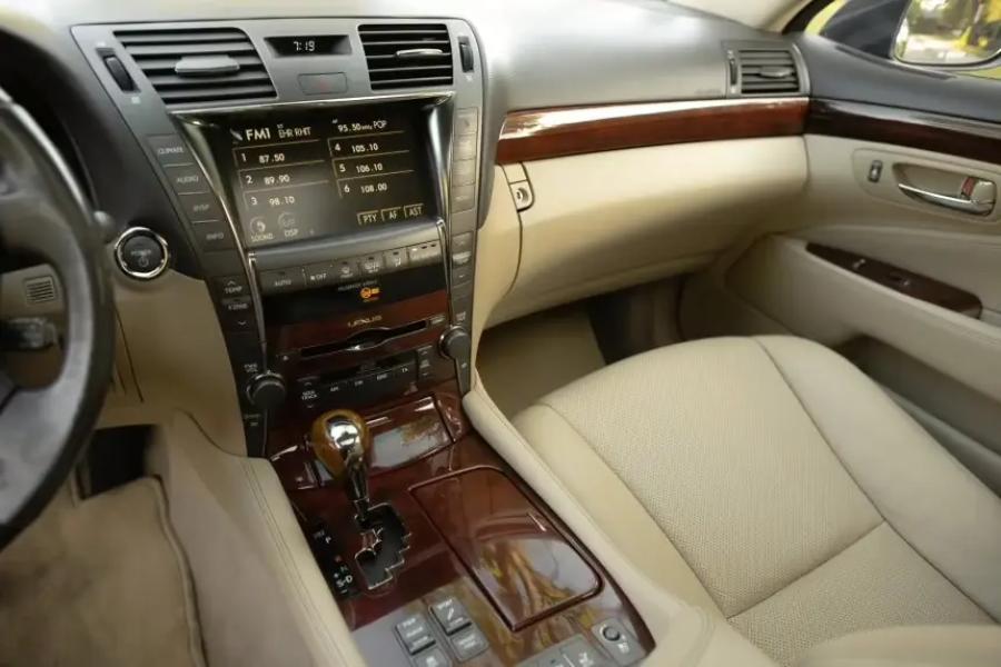 Pelēks Lexus LS 2007 Jelgava, ar dzinēja tilpumu 5.00 L un nobraukumu 223 tūkst. km par 10500 €, foto 14 vietnē AUTOMOTO.COM.LV