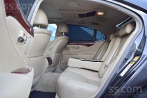Grey Lexus LS 2009 in Riga, with an engine capacity of 5.00 L and mileage of 301 thousand km for 12000 €, photo 15 on AUTOMOTO.COM.LV