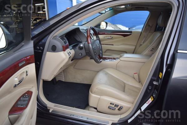 Pelēks Lexus LS 2009 Rīga, ar dzinēja tilpumu 5.00 L un nobraukumu 301 tūkst. km par 10000 €, foto 3 vietnē AUTOMOTO.COM.LV