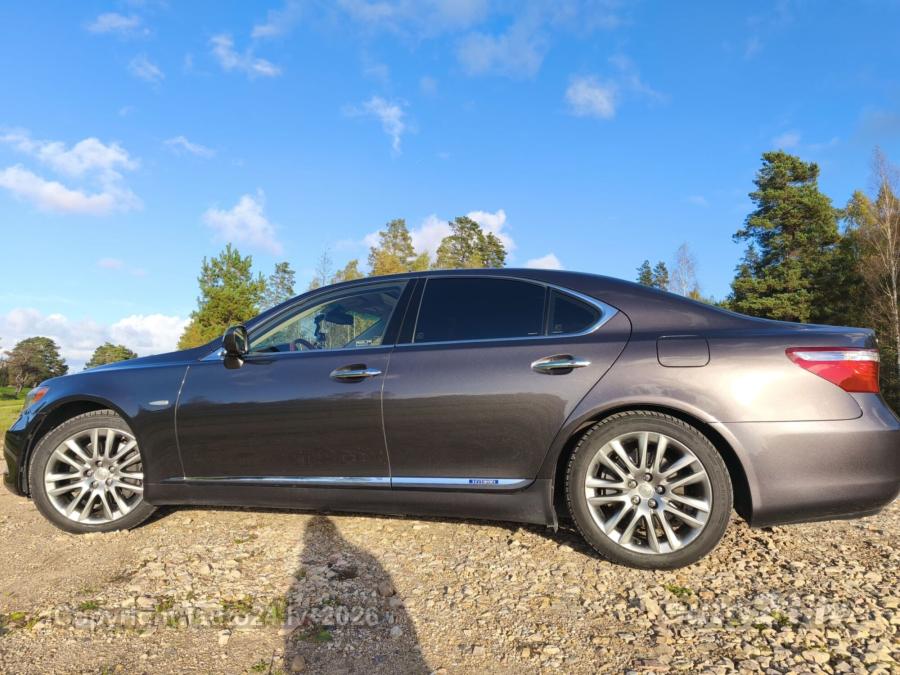 Pelēks Lexus LS 2009 Rīga, ar dzinēja tilpumu 5.00 L un nobraukumu 299 tūkst. km par 13000 €, foto 4 vietnē AUTOMOTO.COM.LV