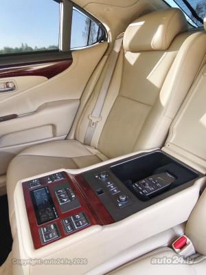 Pelēks Lexus LS 2009 Rīga, ar dzinēja tilpumu 5.00 L un nobraukumu 299 tūkst. km par 13000 €, foto 25 vietnē AUTOMOTO.COM.LV