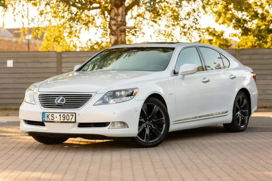 White Lexus LS 2008 in Jelgava, with an engine capacity of 5.00 L and mileage of 340 thousand km for 7200 €, photo 1 on AUTOMOTO.COM.LV