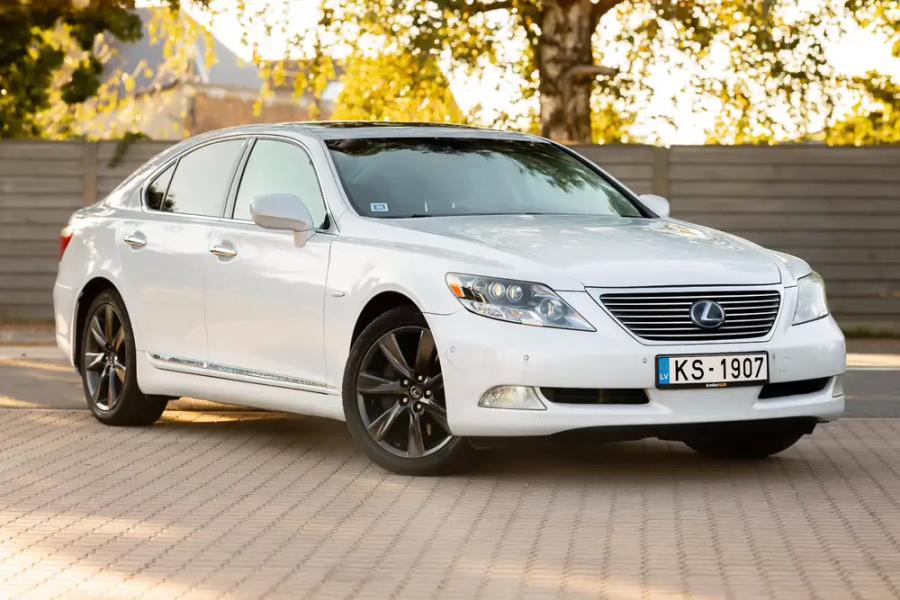 White Lexus LS 2008 in Jelgava, with an engine capacity of 5.00 L and mileage of 340 thousand km for 7200 €, photo 3 on AUTOMOTO.COM.LV
