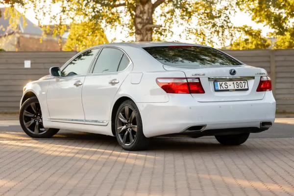White Lexus LS 2008 in Jelgava, with an engine capacity of 5.00 L and mileage of 340 thousand km for 7200 €, photo 4 on AUTOMOTO.COM.LV