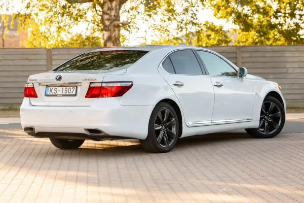White Lexus LS 2008 in Jelgava, with an engine capacity of 5.00 L and mileage of 340 thousand km for 7200 €, photo 5 on AUTOMOTO.COM.LV