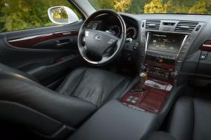 White Lexus LS 2008 in Jelgava, with an engine capacity of 5.00 L and mileage of 340 thousand km for 7200 €, photo 8 on AUTOMOTO.COM.LV