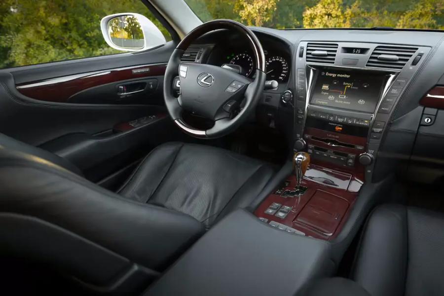 White Lexus LS 2008 in Jelgava, with an engine capacity of 5.00 L and mileage of 340 thousand km for 7200 €, photo 8 on AUTOMOTO.COM.LV