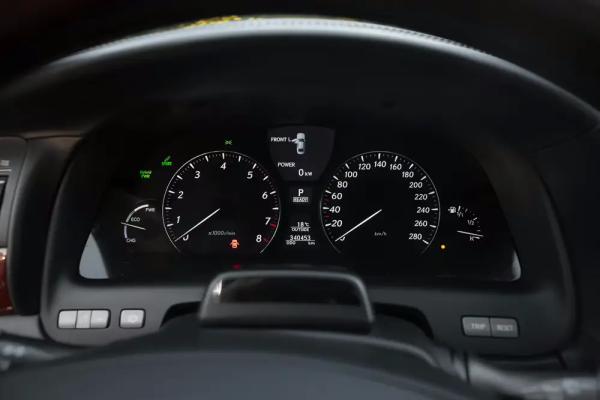 White Lexus LS 2008 in Jelgava, with an engine capacity of 5.00 L and mileage of 340 thousand km for 7200 €, photo 8 on AUTOMOTO.COM.LV
