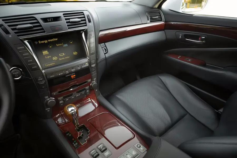 White Lexus LS 2008 in Jelgava, with an engine capacity of 5.00 L and mileage of 340 thousand km for 7200 €, photo 10 on AUTOMOTO.COM.LV