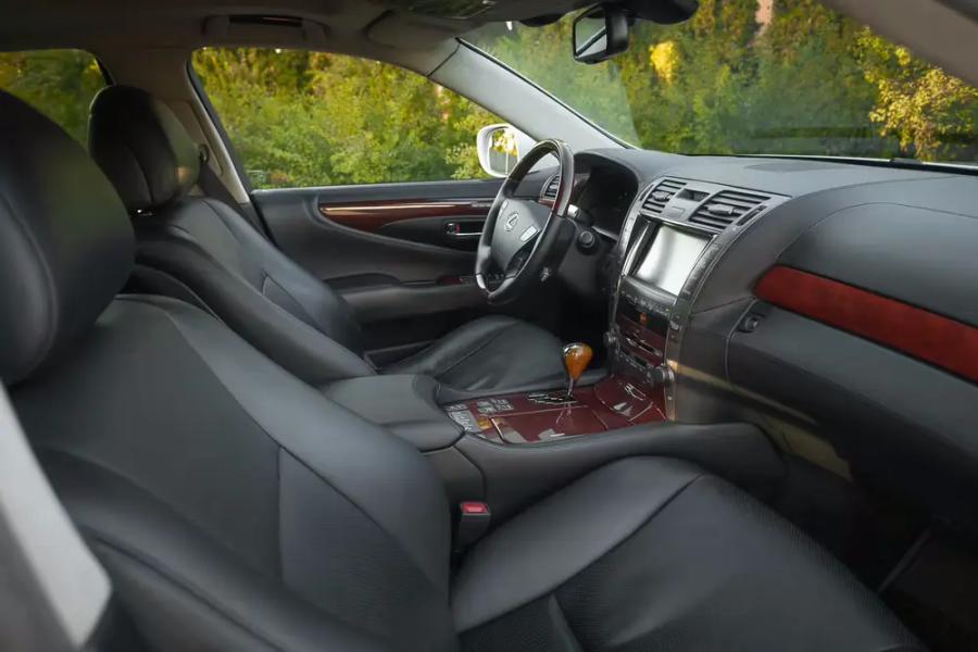 White Lexus LS 2008 in Jelgava, with an engine capacity of 5.00 L and mileage of 340 thousand km for 7200 €, photo 13 on AUTOMOTO.COM.LV