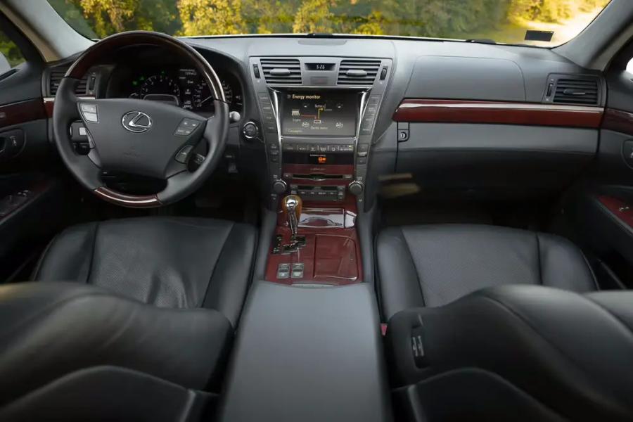 White Lexus LS 2008 in Jelgava, with an engine capacity of 5.00 L and mileage of 340 thousand km for 7200 €, photo 15 on AUTOMOTO.COM.LV