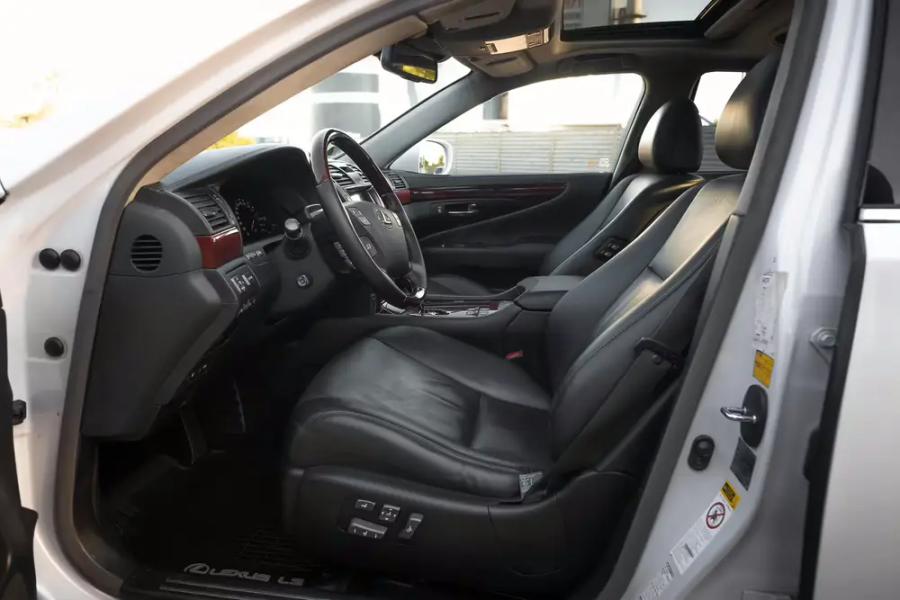 White Lexus LS 2008 in Jelgava, with an engine capacity of 5.00 L and mileage of 340 thousand km for 7200 €, photo 16 on AUTOMOTO.COM.LV