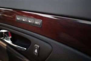 White Lexus LS 2008 in Jelgava, with an engine capacity of 5.00 L and mileage of 340 thousand km for 7200 €, photo 19 on AUTOMOTO.COM.LV