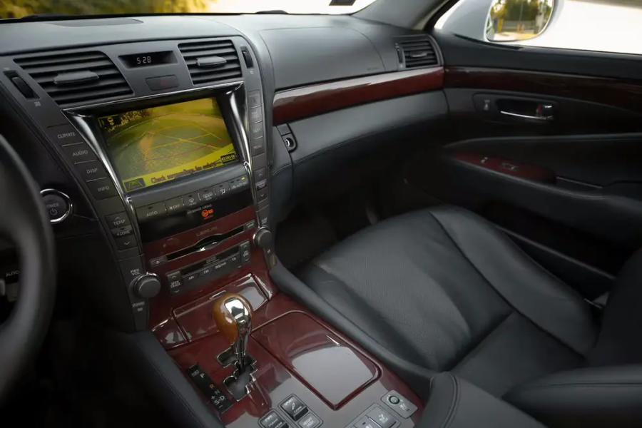 White Lexus LS 2008 in Jelgava, with an engine capacity of 5.00 L and mileage of 340 thousand km for 7200 €, photo 22 on AUTOMOTO.COM.LV