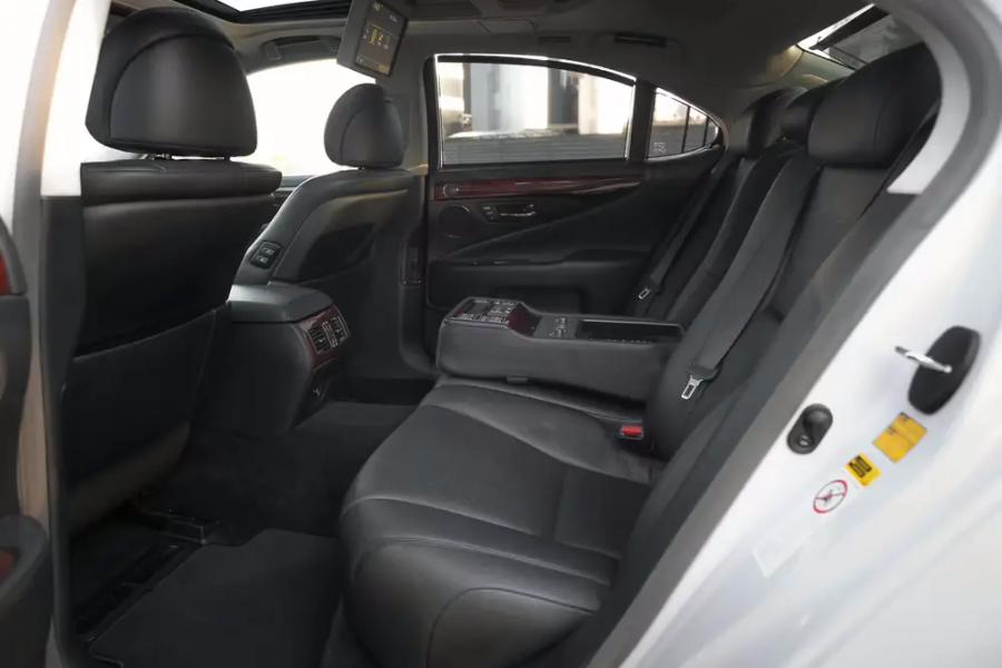 White Lexus LS 2008 in Jelgava, with an engine capacity of 5.00 L and mileage of 340 thousand km for 7200 €, photo 24 on AUTOMOTO.COM.LV