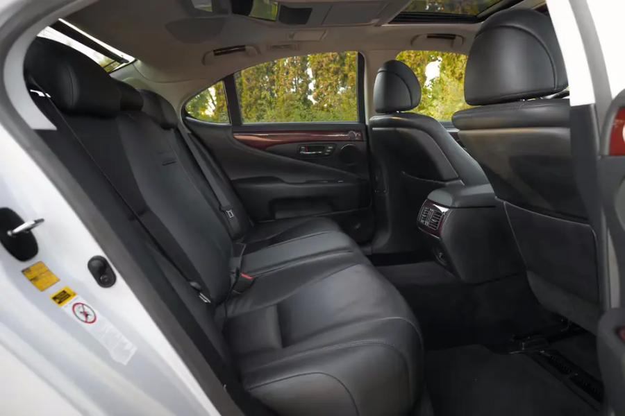 White Lexus LS 2008 in Jelgava, with an engine capacity of 5.00 L and mileage of 340 thousand km for 7200 €, photo 25 on AUTOMOTO.COM.LV