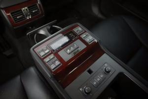 White Lexus LS 2008 in Jelgava, with an engine capacity of 5.00 L and mileage of 340 thousand km for 7200 €, photo 28 on AUTOMOTO.COM.LV