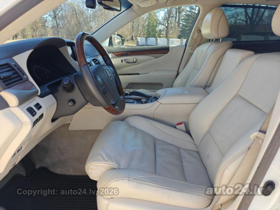 White Lexus LS 2013 in Tallinn, with an engine capacity of 5.00 L and mileage of 176 thousand km for 31800 €, photo 14 on AUTOMOTO.COM.LV