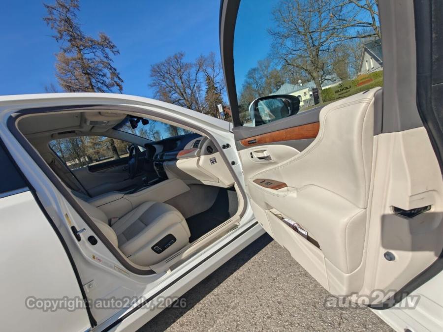 White Lexus LS 2013 in Tallinn, with an engine capacity of 5.00 L and mileage of 176 thousand km for 31800 €, photo 15 on AUTOMOTO.COM.LV