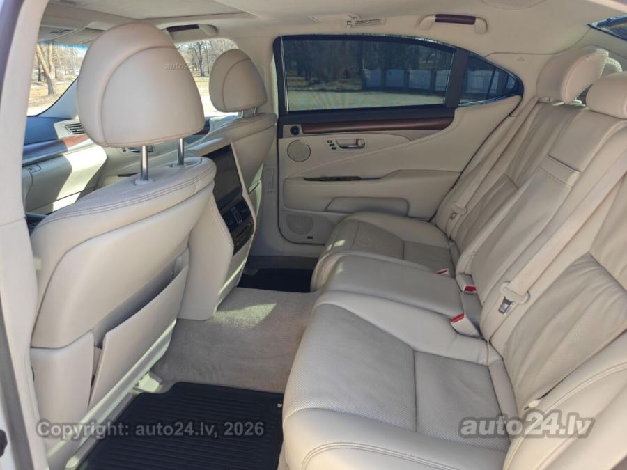 White Lexus LS 2013 in Tallinn, with an engine capacity of 5.00 L and mileage of 176 thousand km for 31800 €, photo 20 on AUTOMOTO.COM.LV